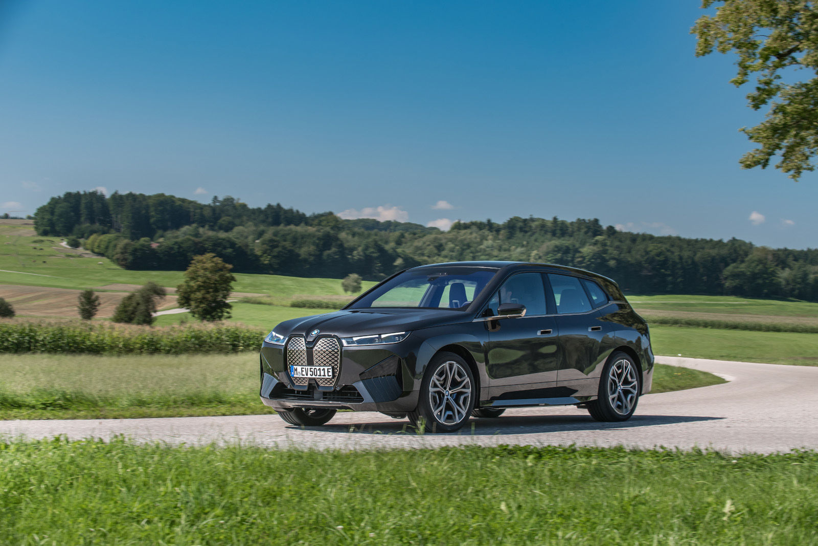 A Look at the 2024 BMW iX xDrive40: The Pinnacle of Entry-Level ...