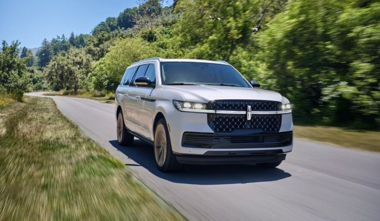 Compare 2026 Lincoln Navigator vs 2025 Lincoln Navigator