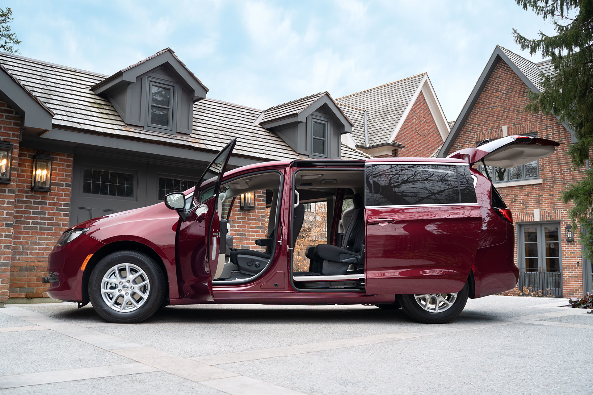 What are the 2025 Chrysler Grand Caravan Family Features? - McKeown Chrysler Dodge Jeep Ram