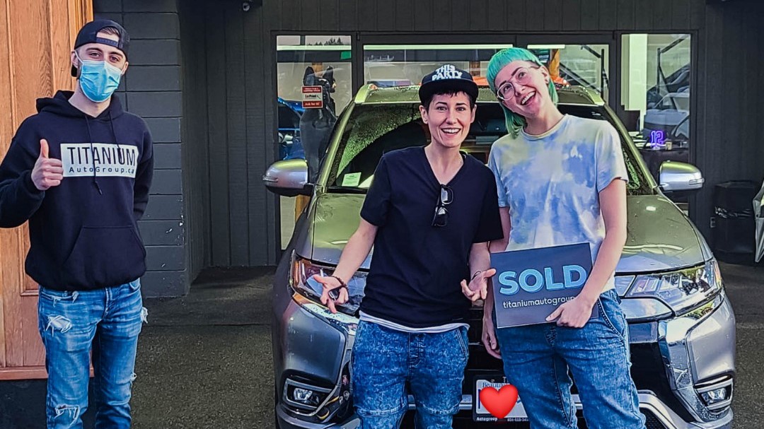 Kelly & Ashley - 19 Outlander PHEV - Titanium Autogroup